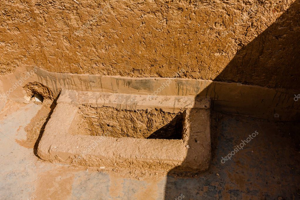 Una ventana en la azotea de la tradicional casa árabe de ladrillo de ...