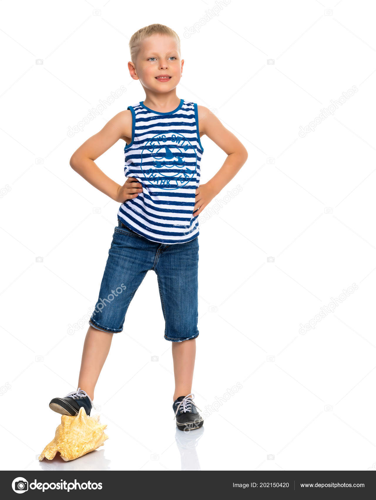 A little boy with a sea shell. — Stock Photo © lotosfoto1 #202150420