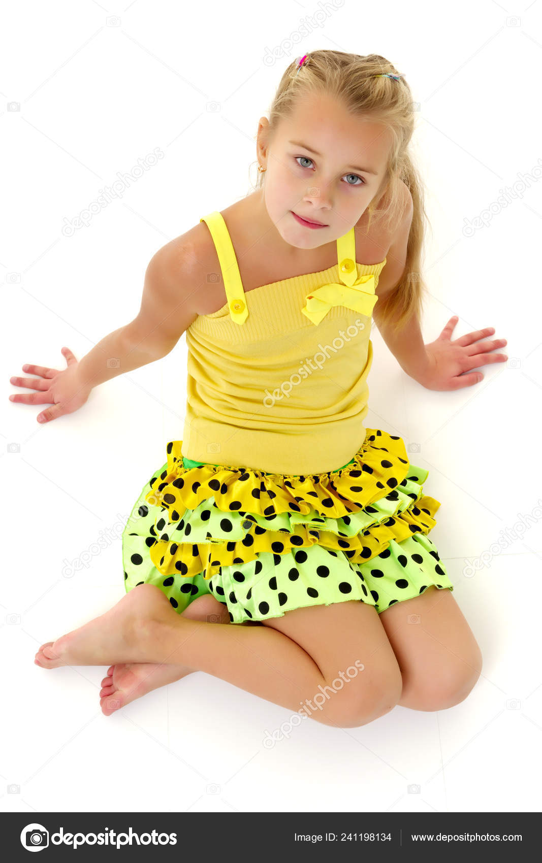 La petite fille est assise par terre. image libre de droit par lotosfoto1 © #241198134