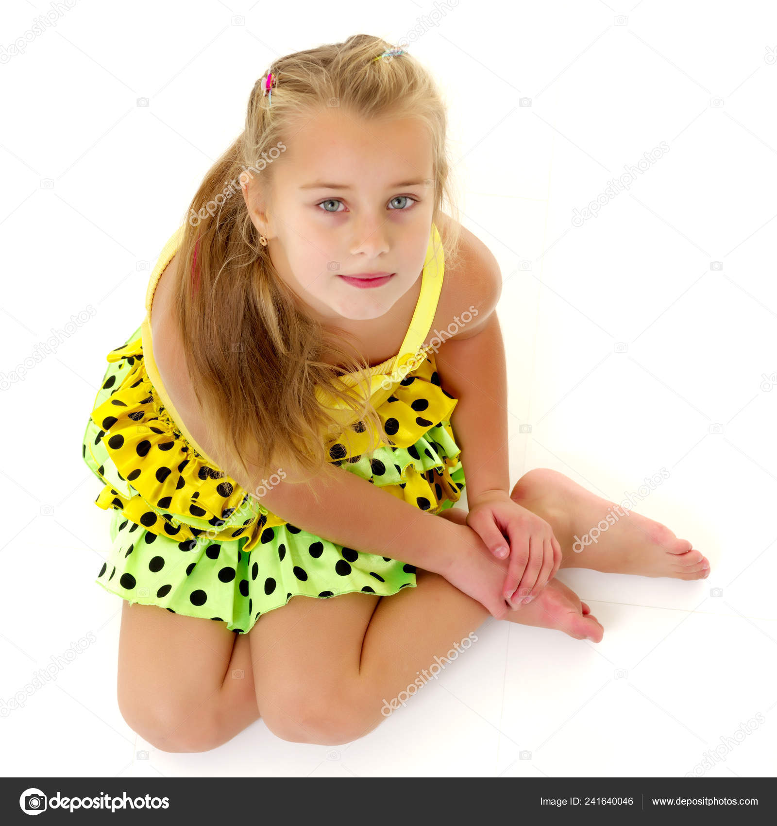 La petite fille est assise par terre. — Photo de stock par ©lotosfoto1 ...