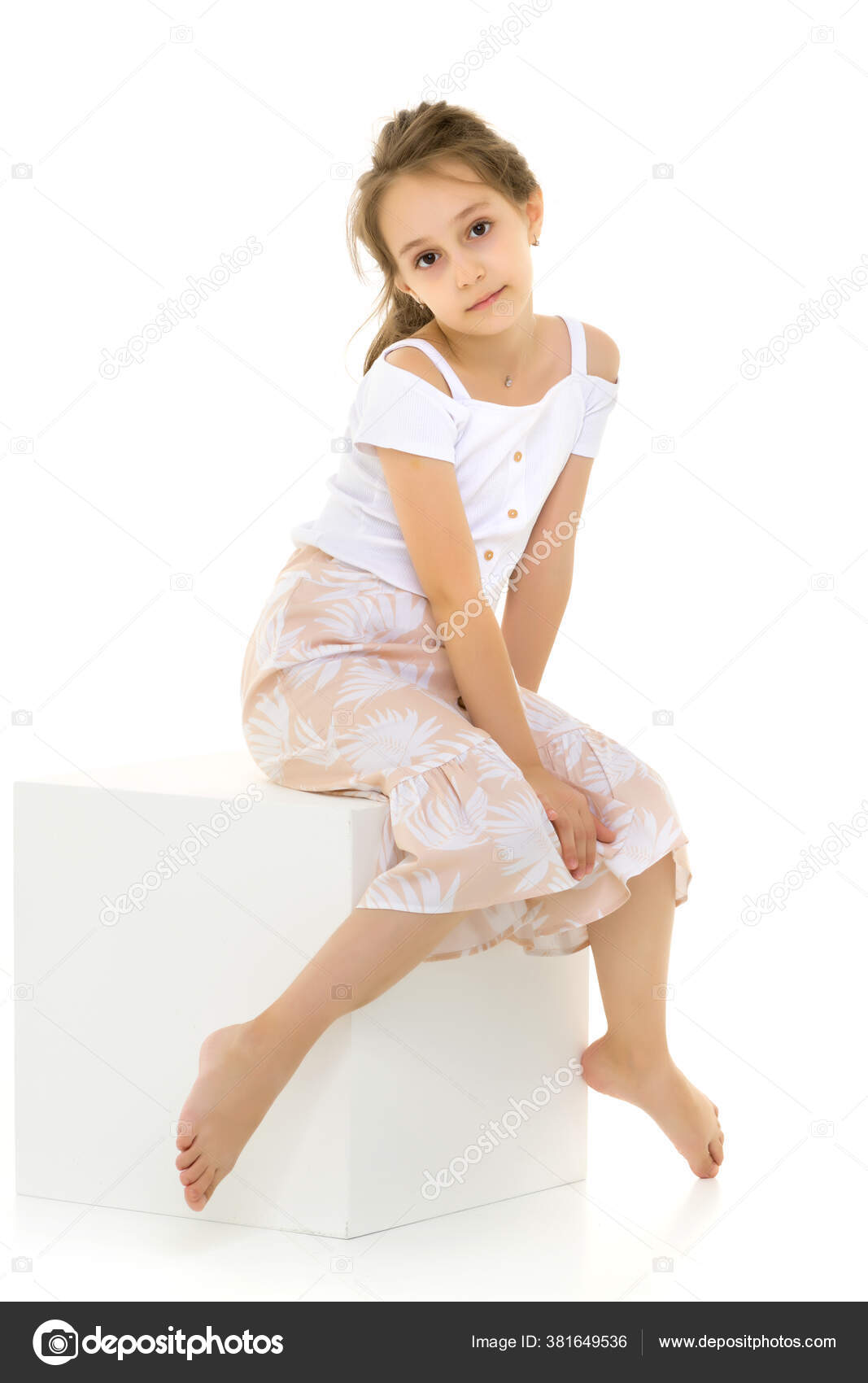 Portrait De Réfléchi Belle Fille Assise Sur Cube Blanc Image Libre De