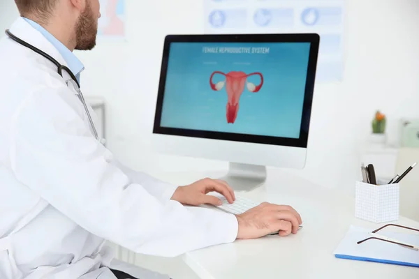 Un joven m dico que trabaja con computadora en el hospital. Departamento de Ginecolog a 2024
