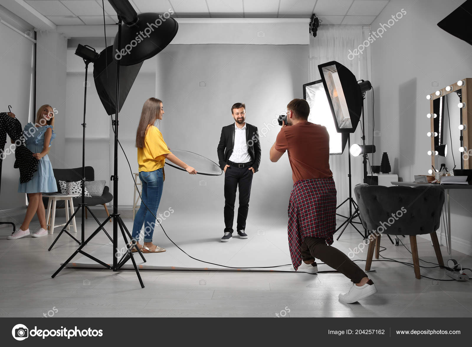 Professional Team Working Model Photo Studio — Stock Photo © NewAfrica ...
