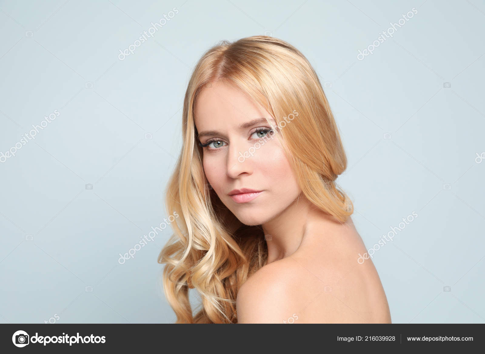 Hermosa Mujer Con Cabello Rubio Largo Saludable Sobre Fondo Claro — Foto de stock #216039928 ...
