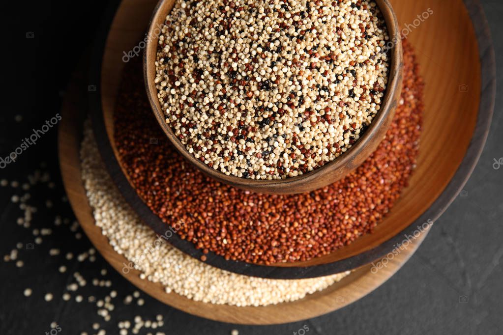 Composición con diferentes tipos de quinua sobre fondo negro, vista ...