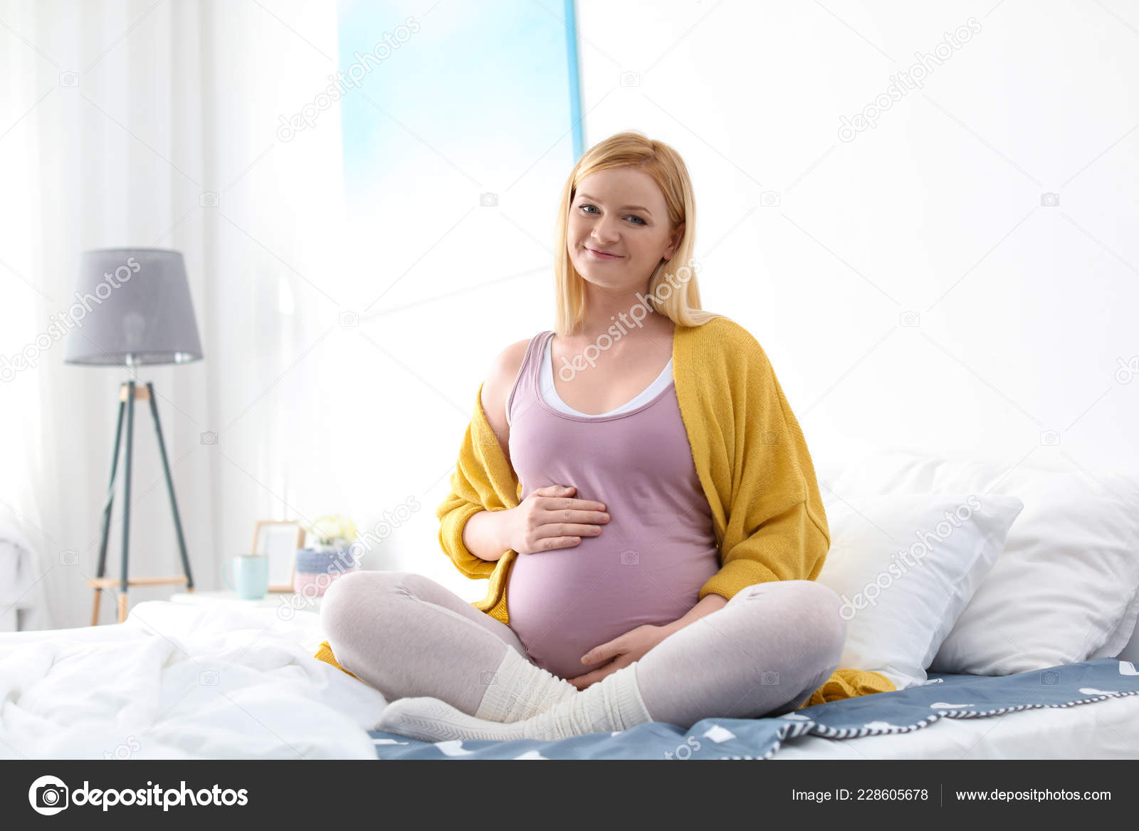Hermosa Mujer Embarazada Sentada Cama Habitación Luz: fotografía de stock © NewAfrica #228605678 ...
