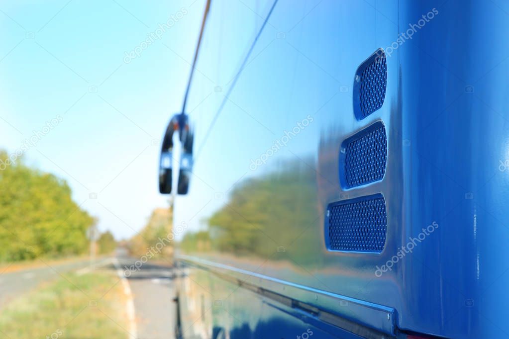 Autobús azul moderno en la carretera. Transporte de pasajeros 2023
