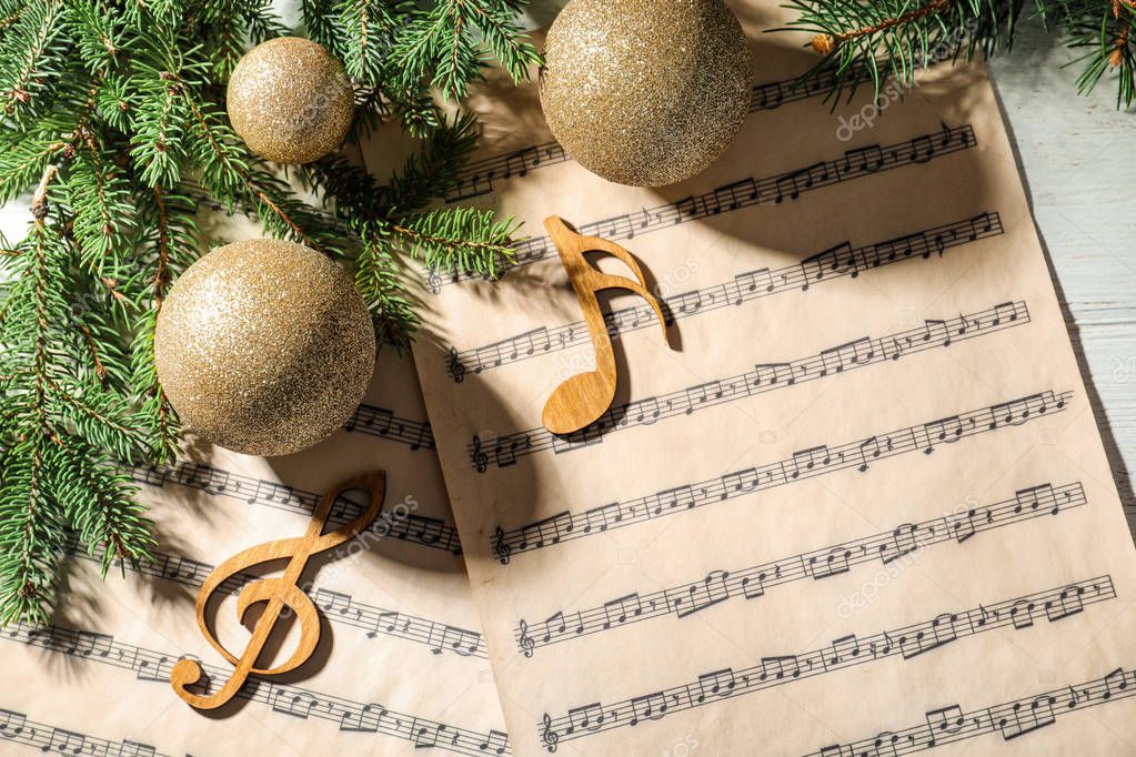 Composición con notas musicales de madera y bolas de Navidad en la mesa ...