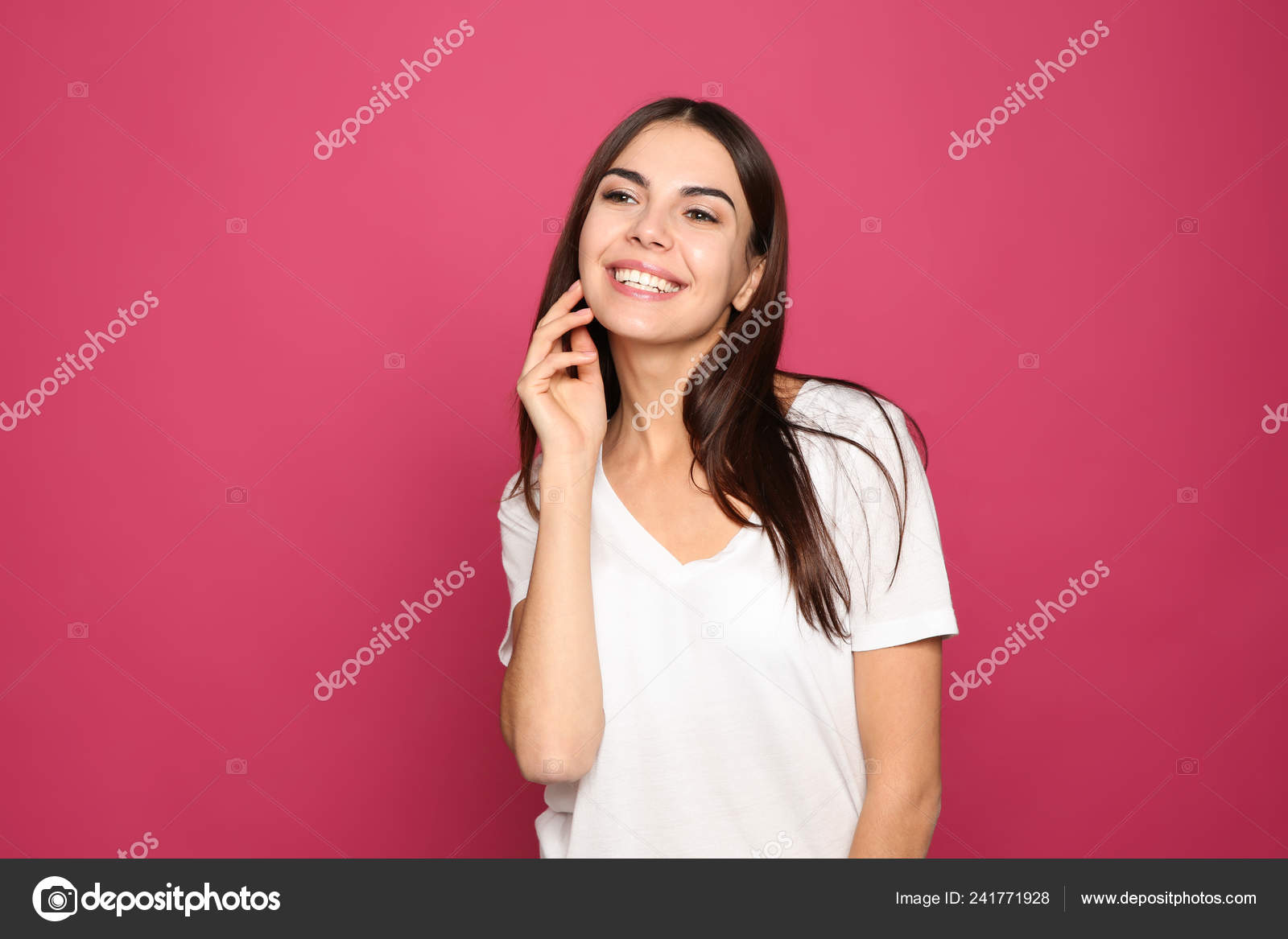 Retrato Mujer Joven Riendo Sobre Fondo Color — Foto de stock #241771928 © NewAfrica