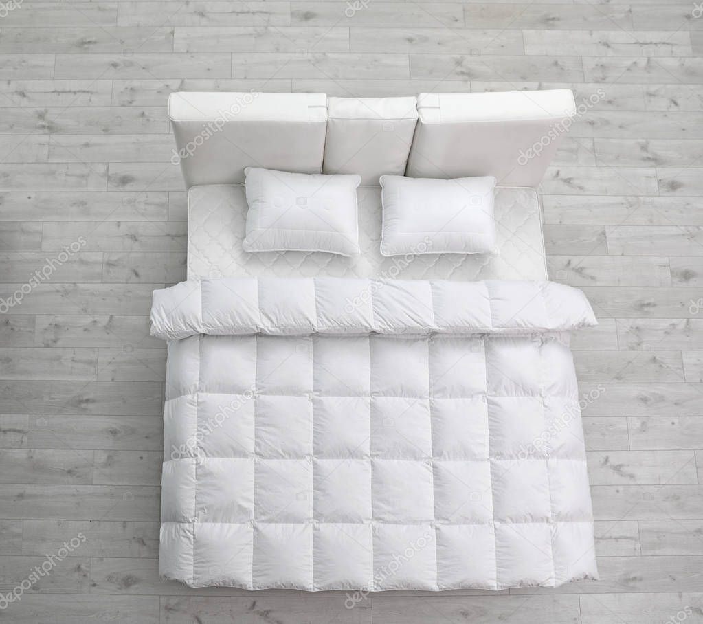 Cómoda cama con colchón nuevo en la habitación, sobre la vista. Sueño ...