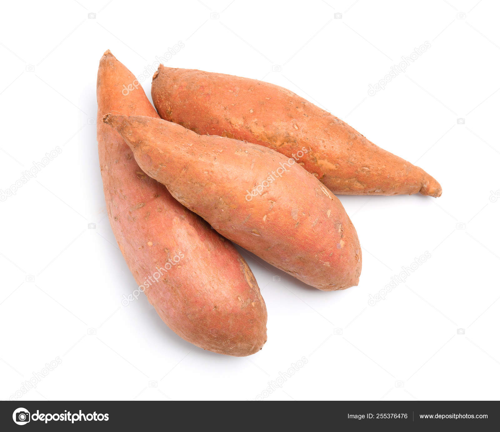 Batatas maduras enteras sobre fondo blanco, vista superior — Foto de ...