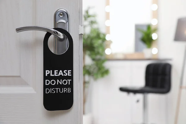 Puerta abierta con letrero POR FAVOR HAZ HABITACIÓN en el mango en el ...