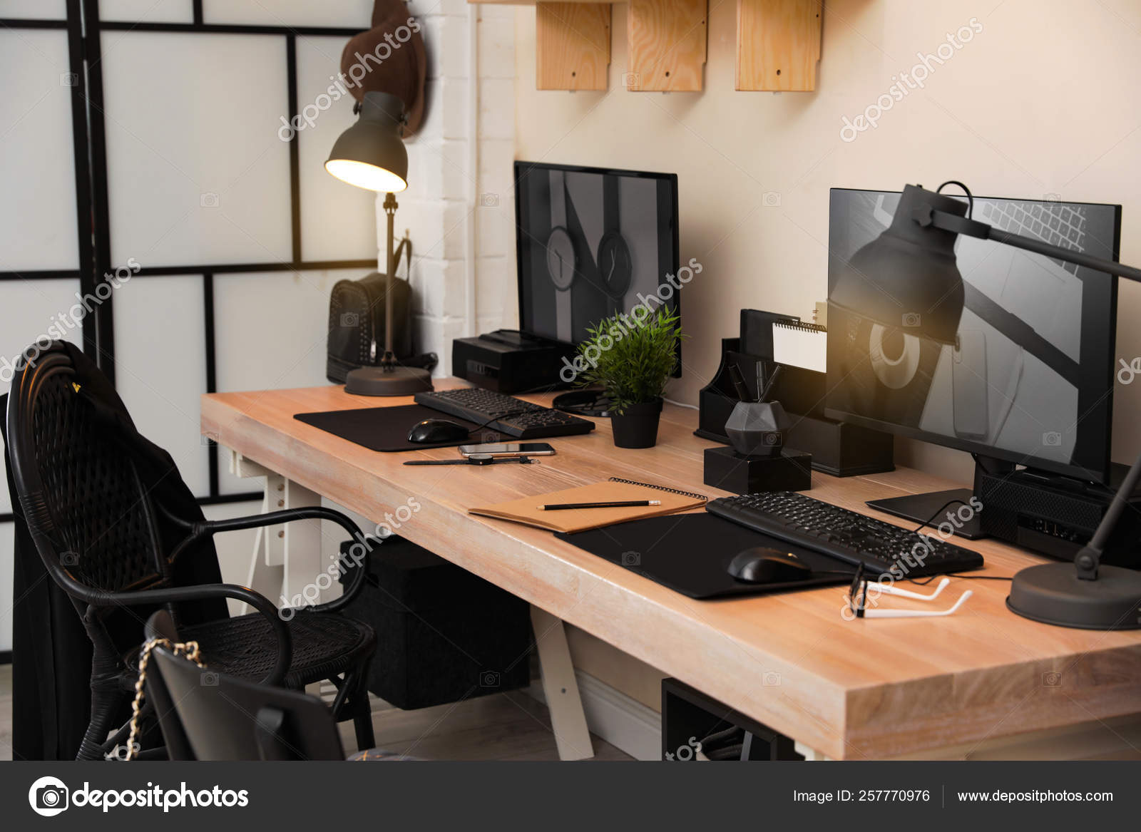 Elegante interior del lugar de trabajo con computadoras en la mesa: fotografía de stock ...