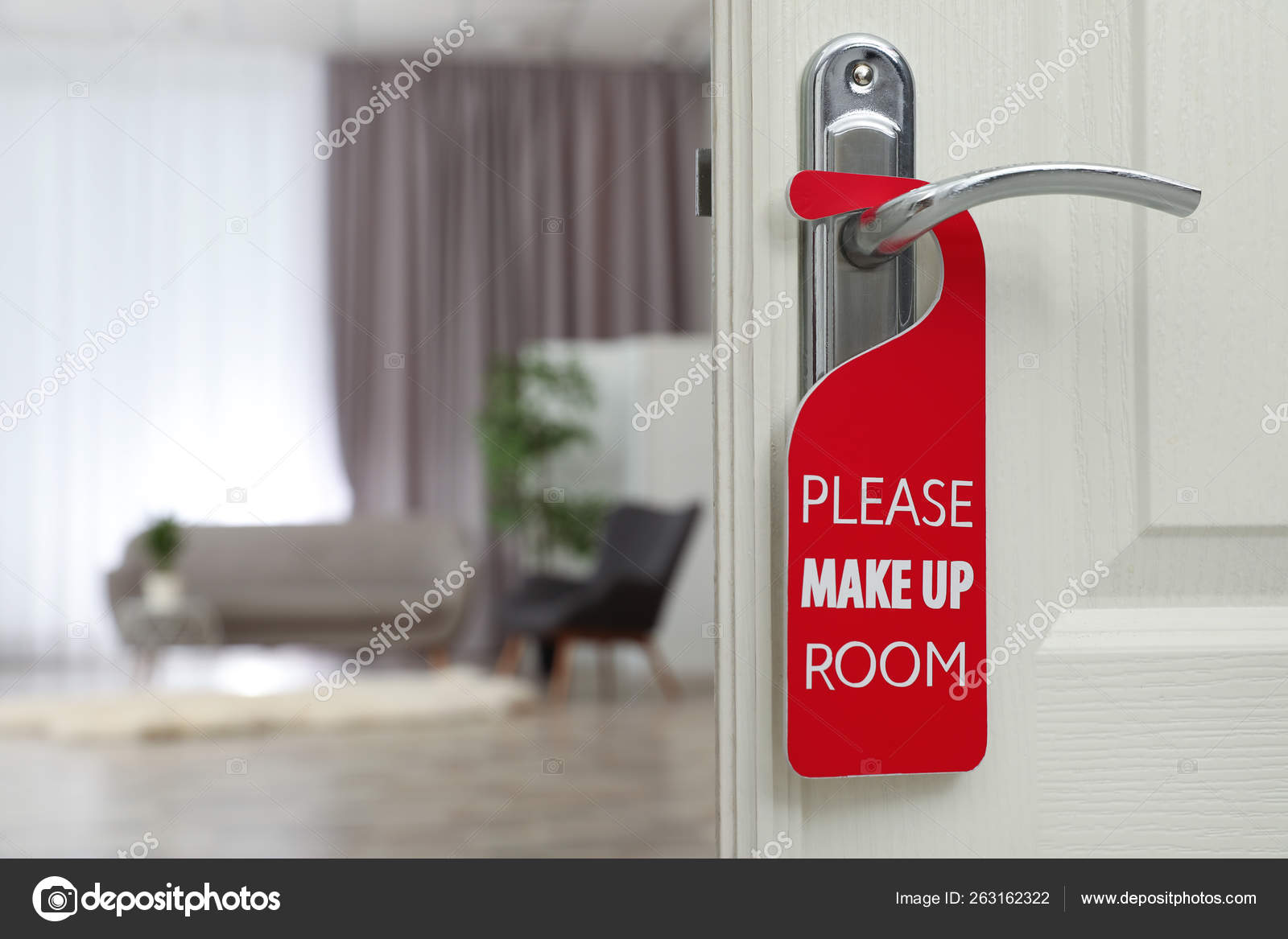 Puerta abierta con letrero POR FAVOR HAZ HABITACIÓN en el mango en el ...