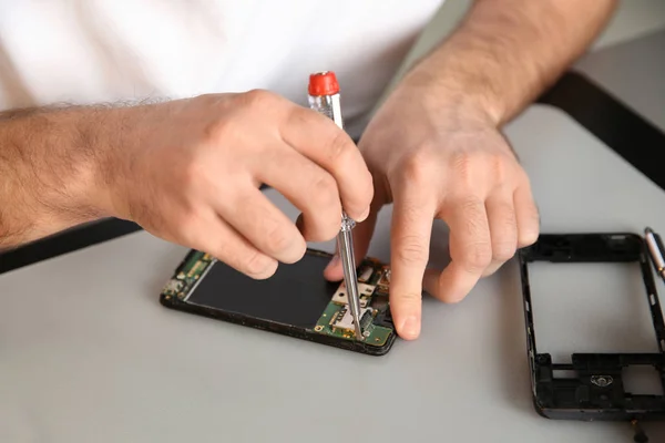 Iphone repair table Stock Photos, Royalty Free Iphone repair table ...