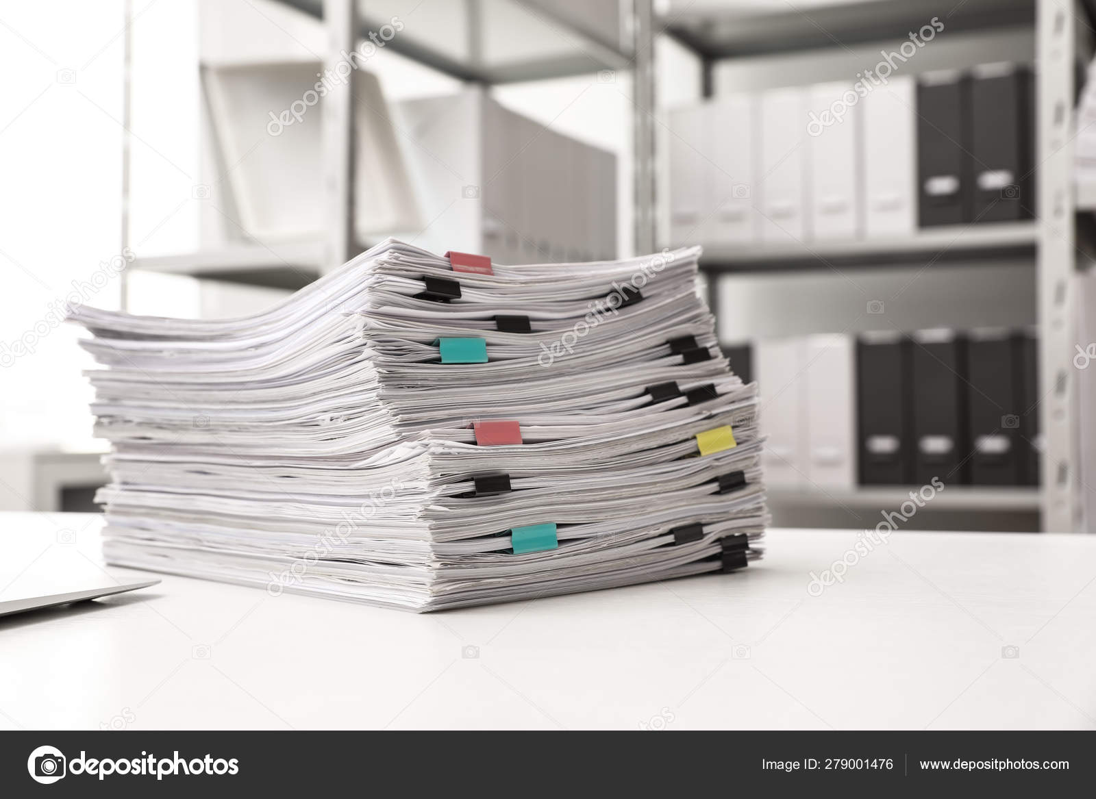 Montón de documentos con clips en el escritorio de la oficina. Espacio ...