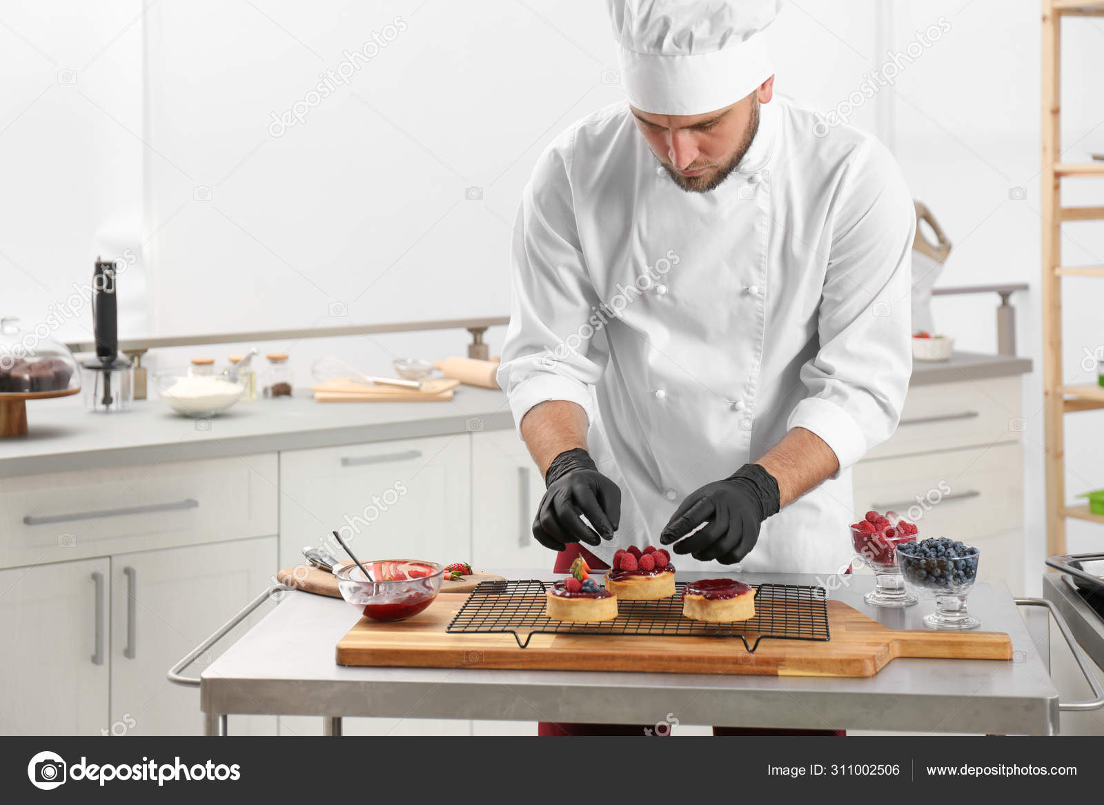 Male pastry chef preparing desserts at table in kitchen — Stock Photo ...