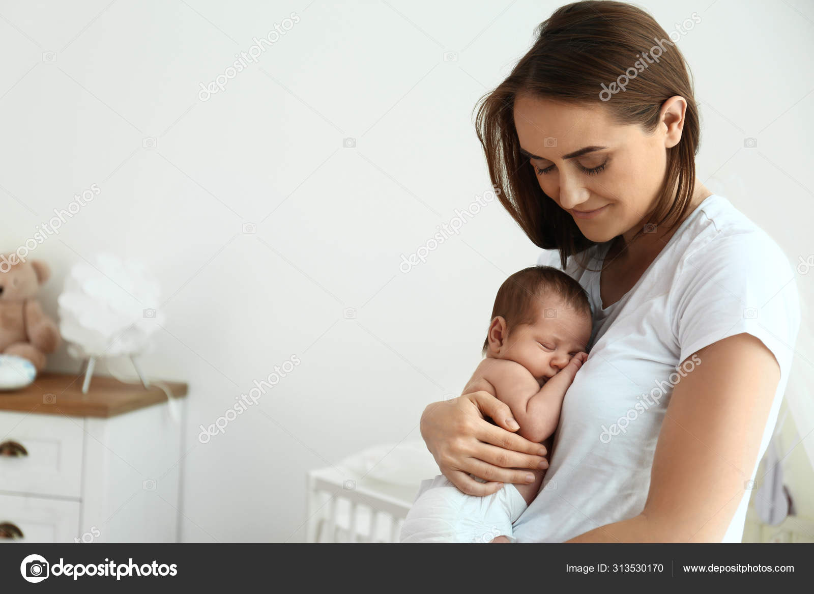 Joven madre con su lindo bebé en casa — Foto de stock #313530170 © NewAfrica