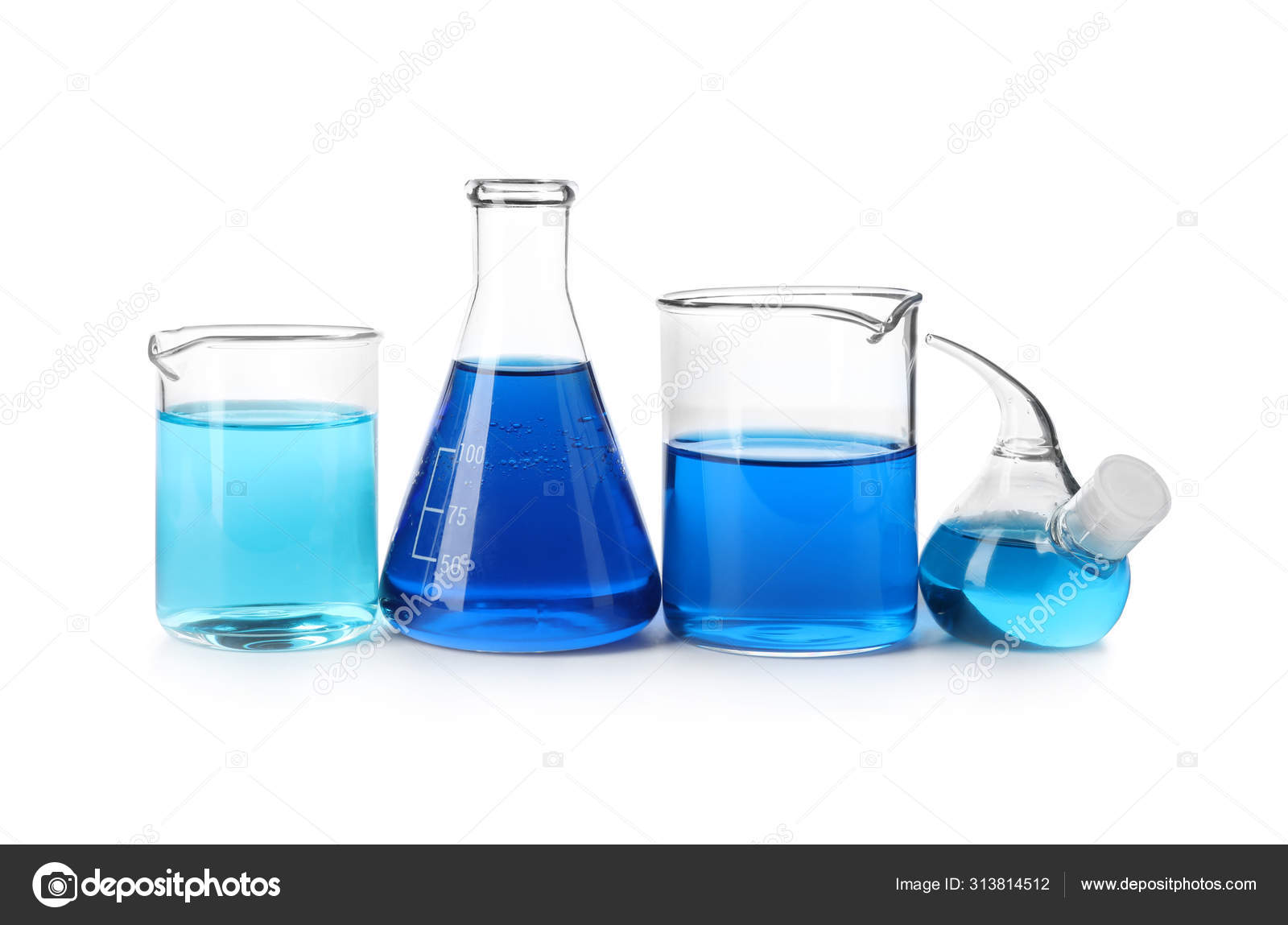 Artículos de vidrio de laboratorio con líquidos azules aislados en ...