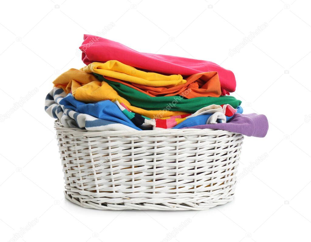 Cesta de ropa de mimbre con diferentes prendas aisladas en blanco 2022