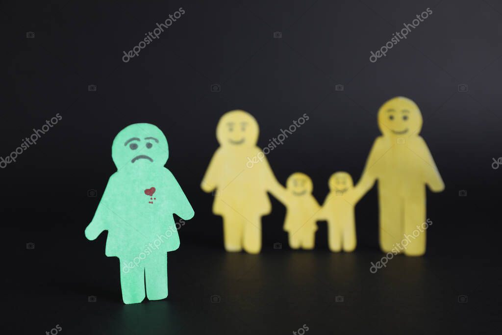 Figuras de papel humano sobre fondo negro. Concepto de celos 2023