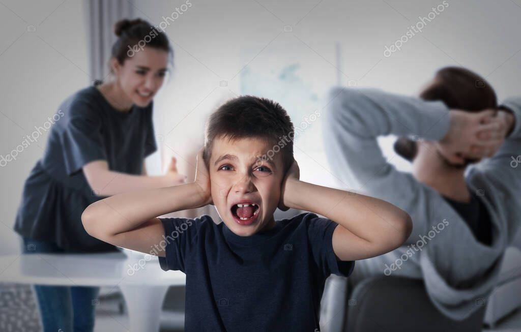 Doble exposici n de ni o asustado y sus padres discutiendo 2024