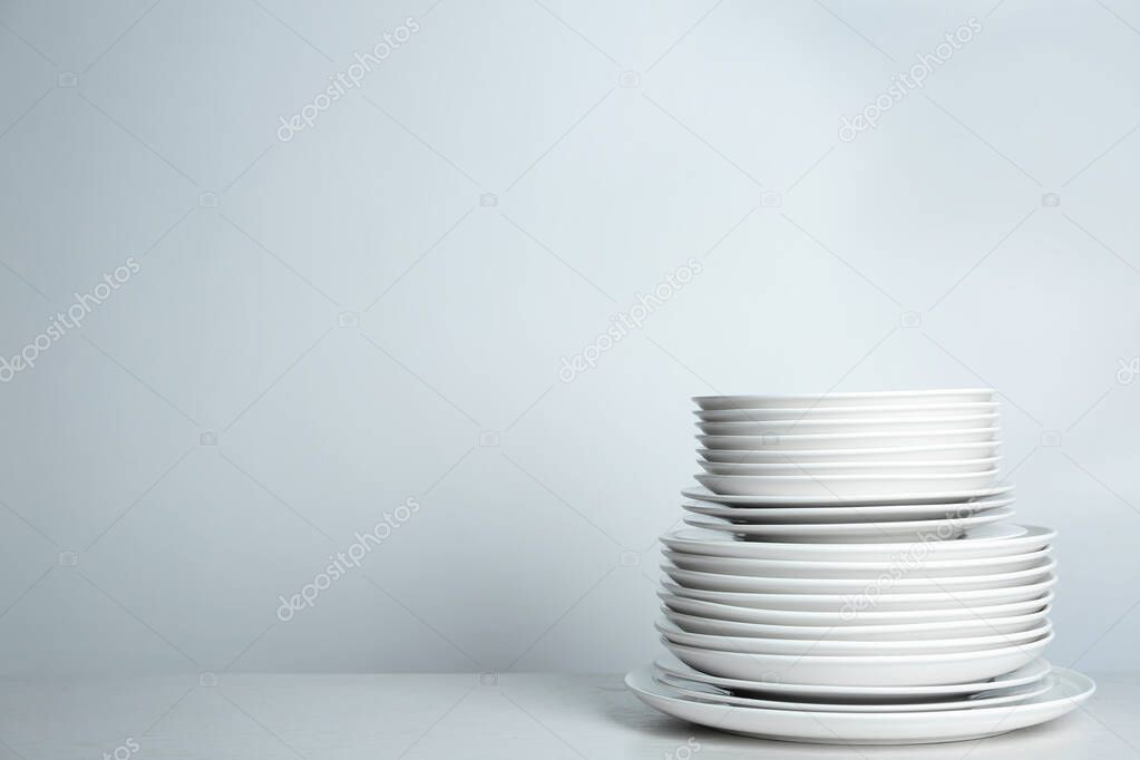 Montón de platos limpios sobre fondo blanco 2024