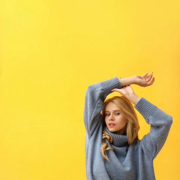 Hermosa Mujer Joven Con Suéter Punto Sobre Fondo Amarillo — Foto de stock © NewAfrica #418257110