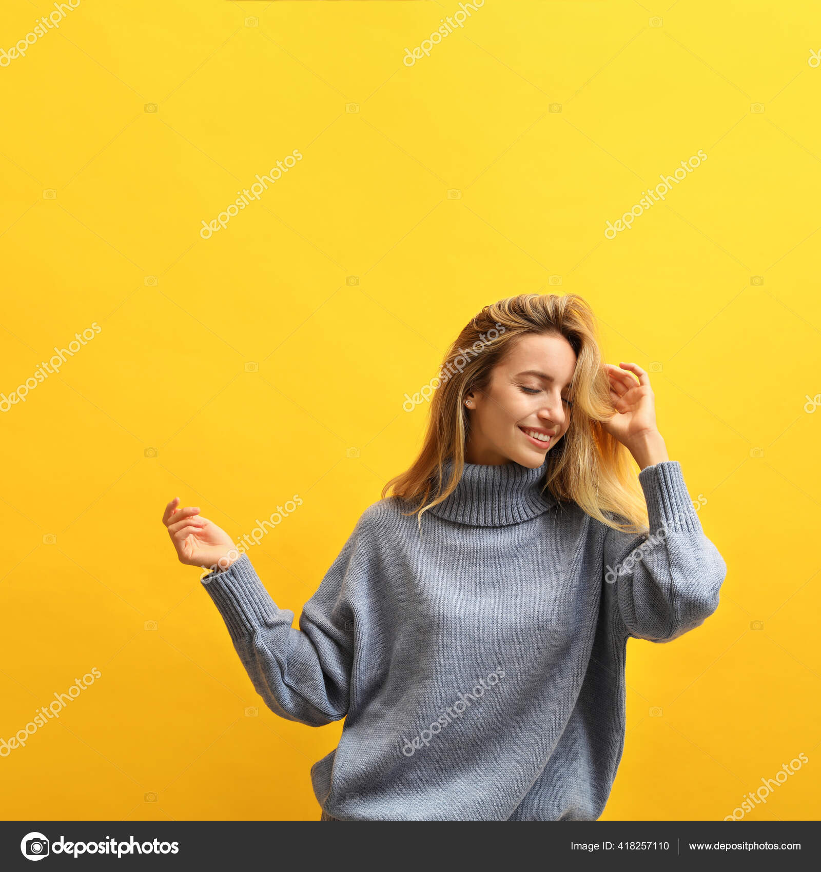 Hermosa Mujer Joven Con Suéter Punto Sobre Fondo Amarillo — Foto de stock © NewAfrica #418257110