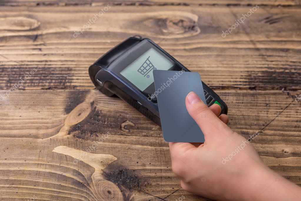 Mano de mujer usando terminal de pago, pagando con tarjeta de cr dito, lector de tarjetas de cr ...