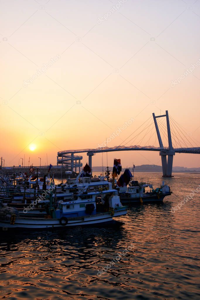 Al atardecer, este es el puerto de playa de arena en Taean-gun, Corea. 2024