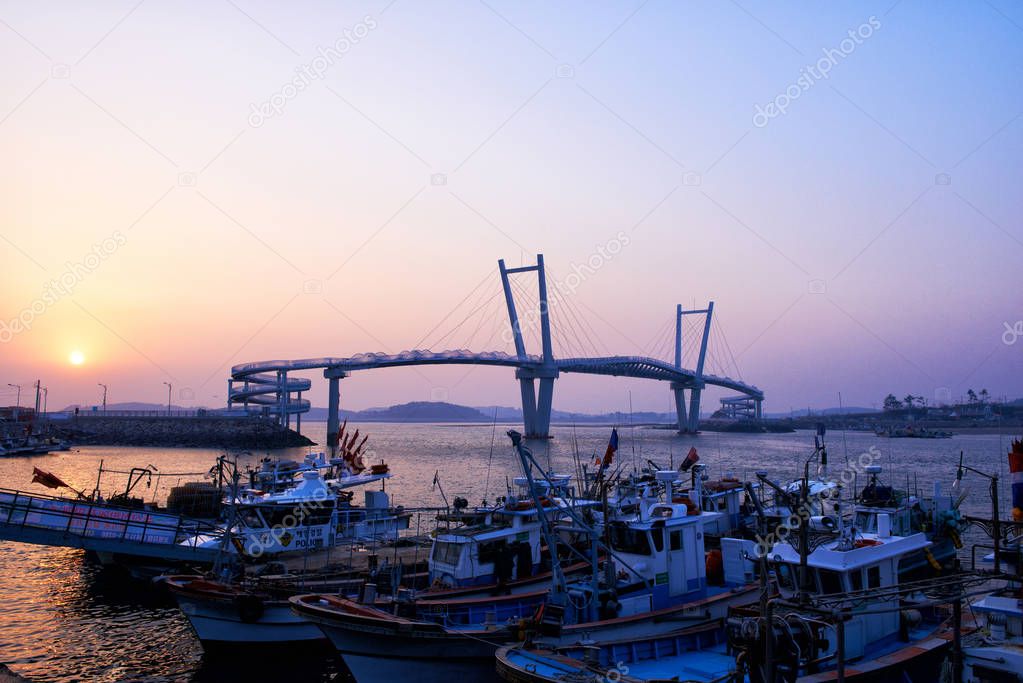 Al atardecer, este es el puerto de playa de arena en Taean-gun, Corea. 2022