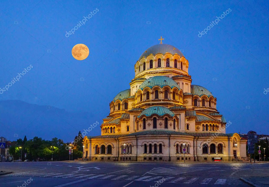 Panorama del beautifu Catedral de Sainl Alexander Nevsky en Sofía ...