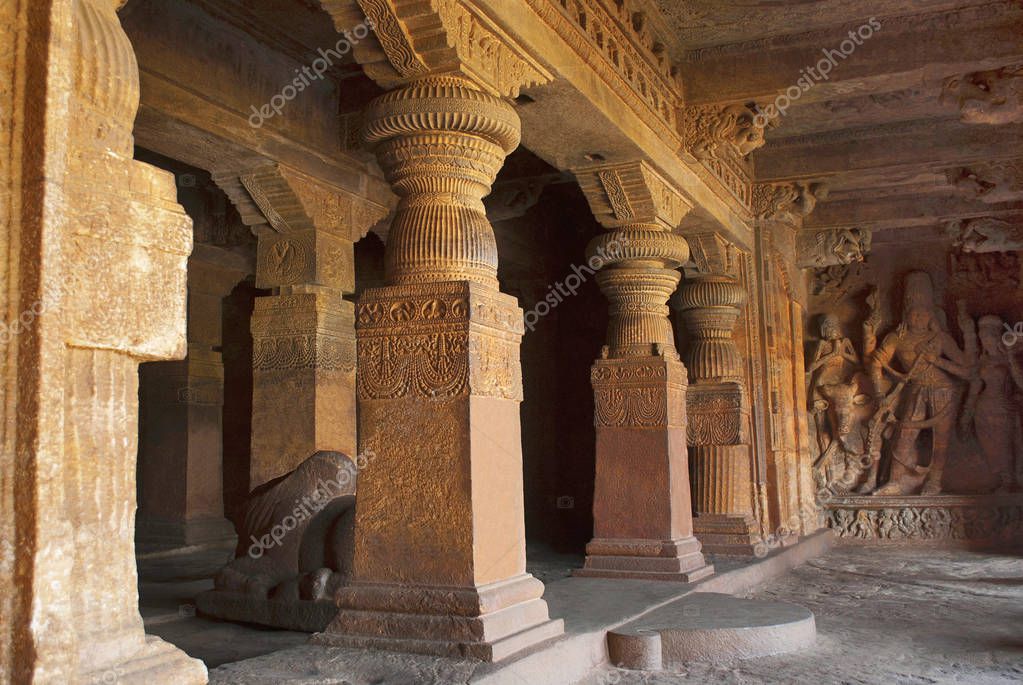 Cueva 1: Una escultura que representa a Nandi, el toro, Bhringi, un ...