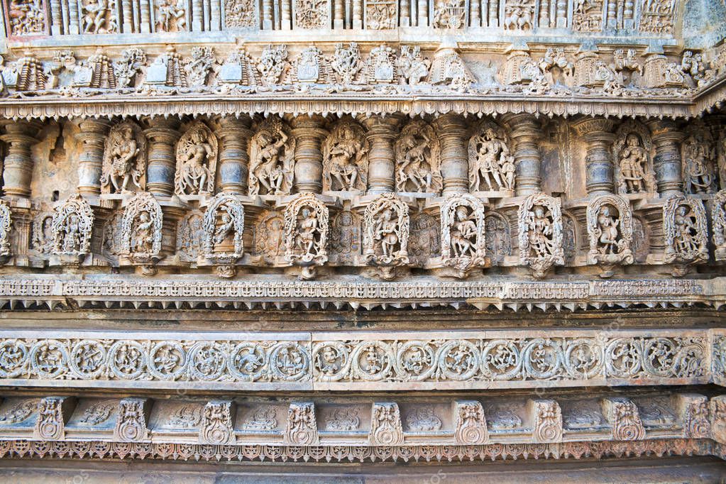 Ventana perforada adornada y frisos decorativos con deidades ...