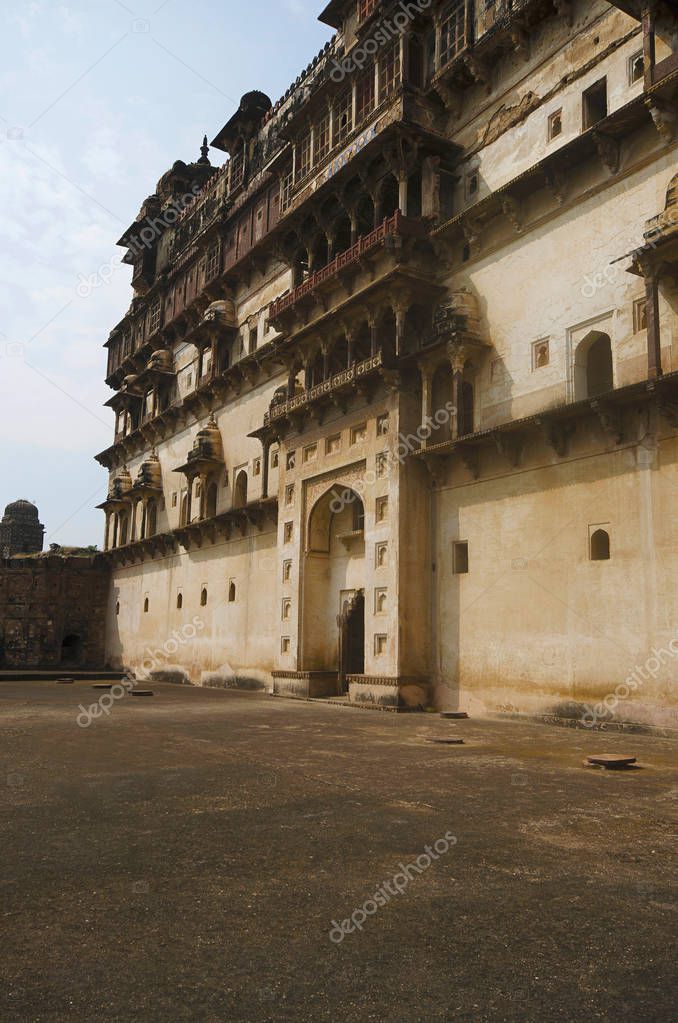 Vista exterior del Palacio de Datia. También conocido como Bir Singh ...