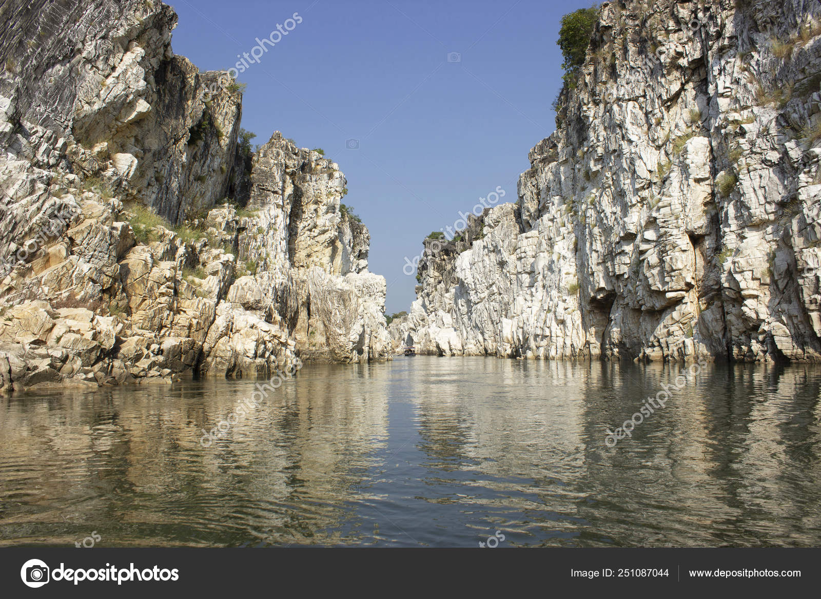 Marble rocks, Bhedaghat, Jabalpur, Madhya Pradesh, India. — Stock Photo ...