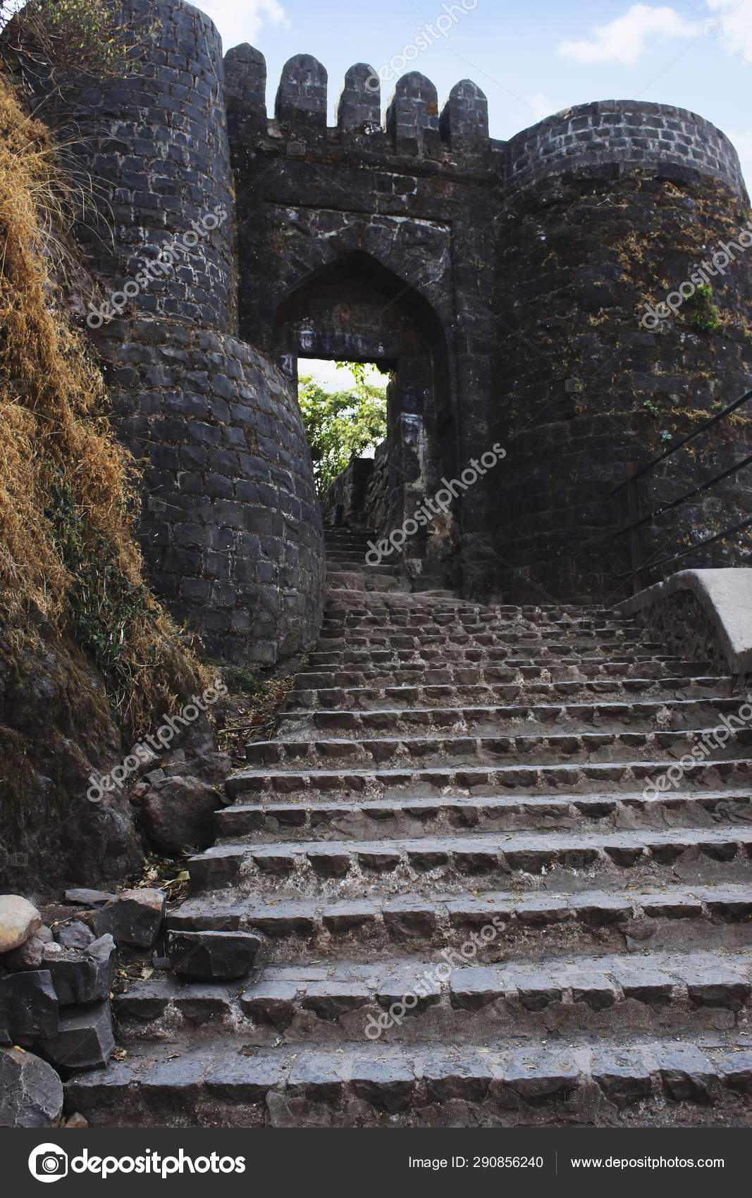 Entrance gate and steps of Sinhagad Fort, Pune, Maharashtra — Stock ...