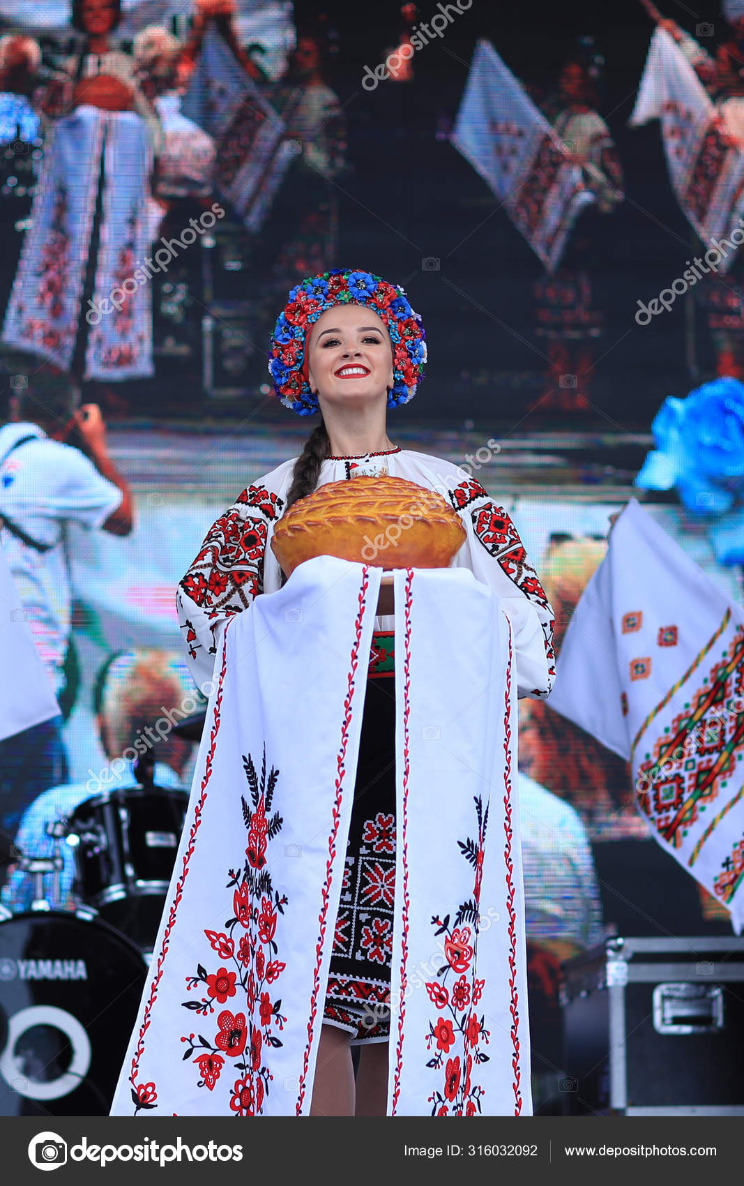 Beautiful Ukrainian dancing groups from United States and Canada ...