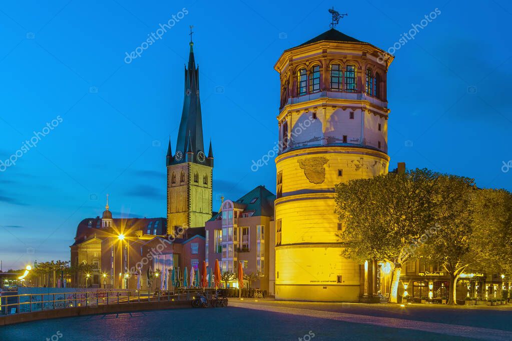 Vista del centro histórico de Düsseldorf con la Torre del Castillo ...