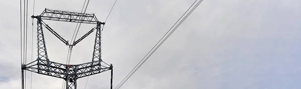 Construcción de pilón de acero con cables de alta tensión contra el ...