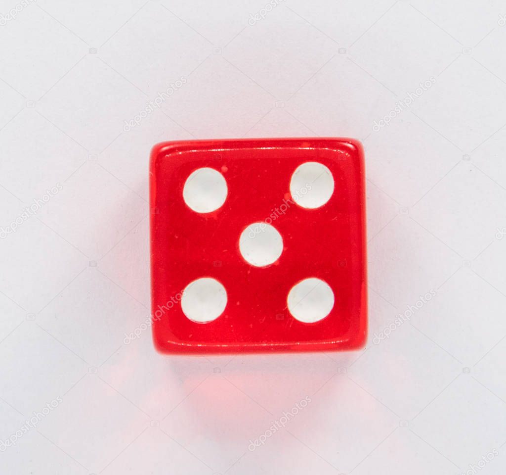 Un dado rojo con el número cinco para jugar 2023