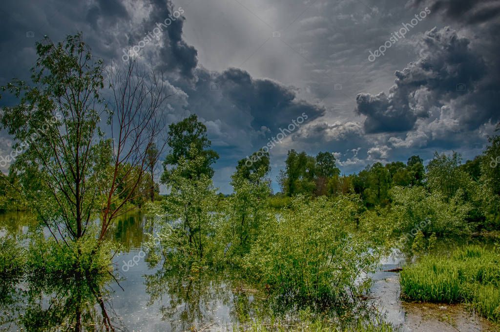 El efecto XDR. Agua de manantial. Un día soleado en el comienzo de la ...