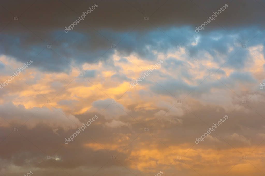 Textura, fondo, patrón. El cielo está al atardecer, al amanecer. Nubes ...