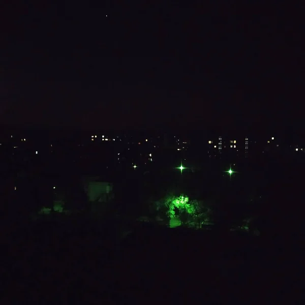 Green city night fotos de stock, imágenes de Green city night sin ...