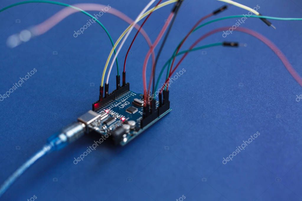 TERNOPIL, UCRANIA - 5 de mayo de 2019: Microcontrolador de placa Arduino Uno para el desarrollo ...