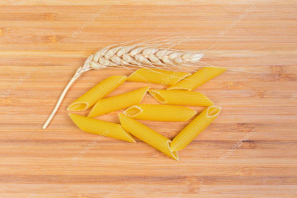 Varias pastas ranuradas en forma de cilindro sin cocer también ...