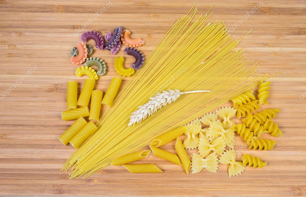 Vista superior del haz de espaguetis, otra pasta corta y espiga de ...