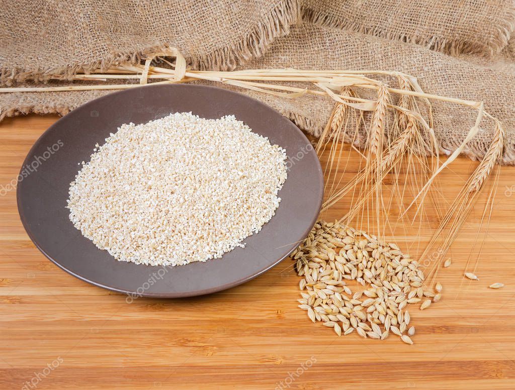Grano crudo de cebada molida fina, granos enteros de cebada y espigas 2022