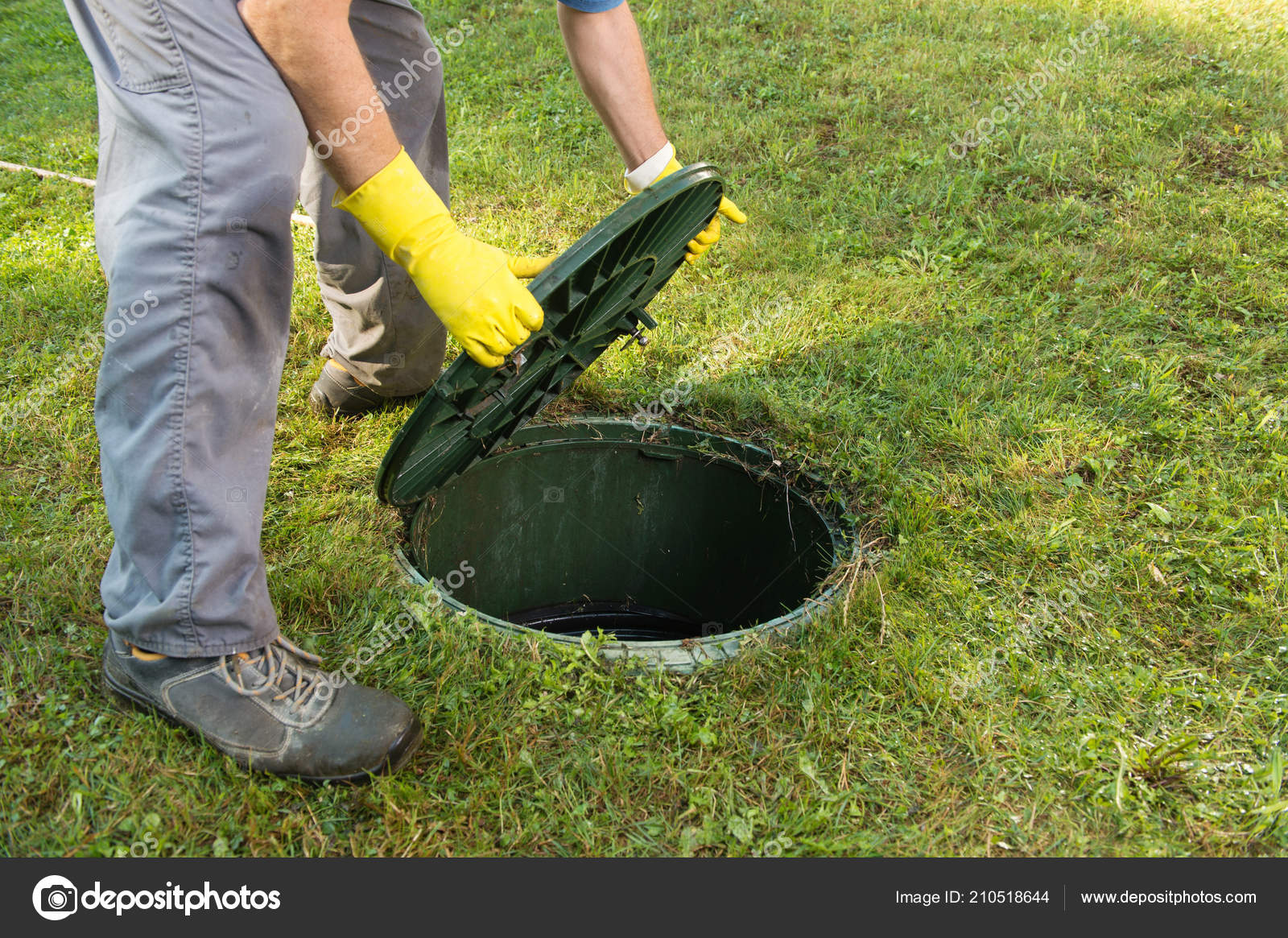 Opening Septic Tank Lid Cleaning Unblocking Septic System Draining ...